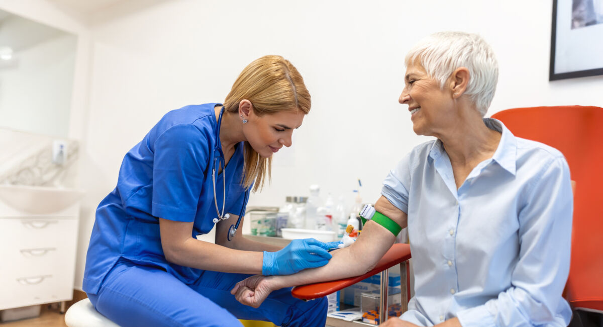 What is Sundowning? Understanding Symptoms, Stages, and Management for ...